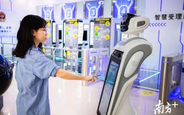 Face recognition robot realizes automatic intelligent scanning and ...